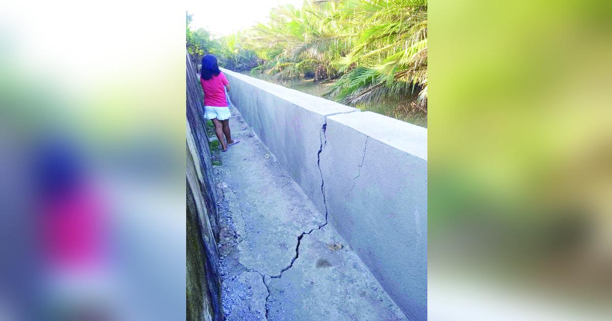10 San Carlos families evacuated after river wall shows collapse signs ...