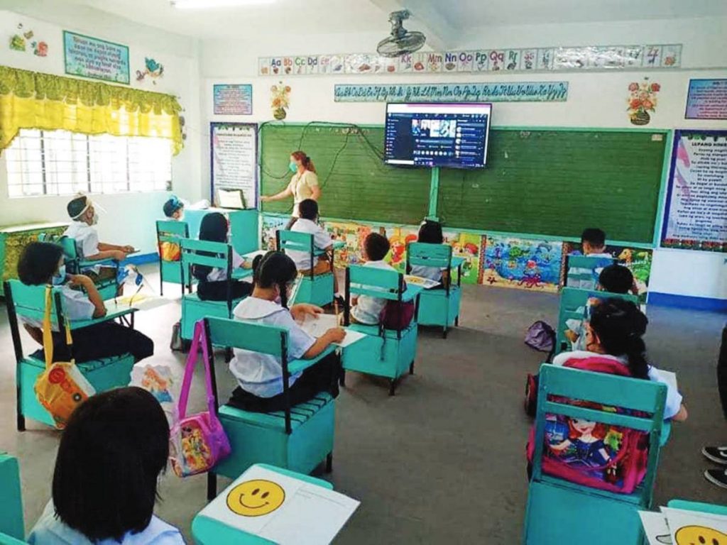 ‘Bare’ classroom walls; NegOcc schools to comply DepEd’s order removing ...